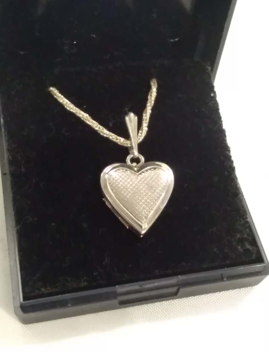lot 780 silver locket & chain ( chain marked 925 Italy) – Hill's ...